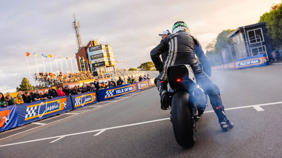 2025 Classic TT: Friday 29 August race day updates LIVE! | Crash.net